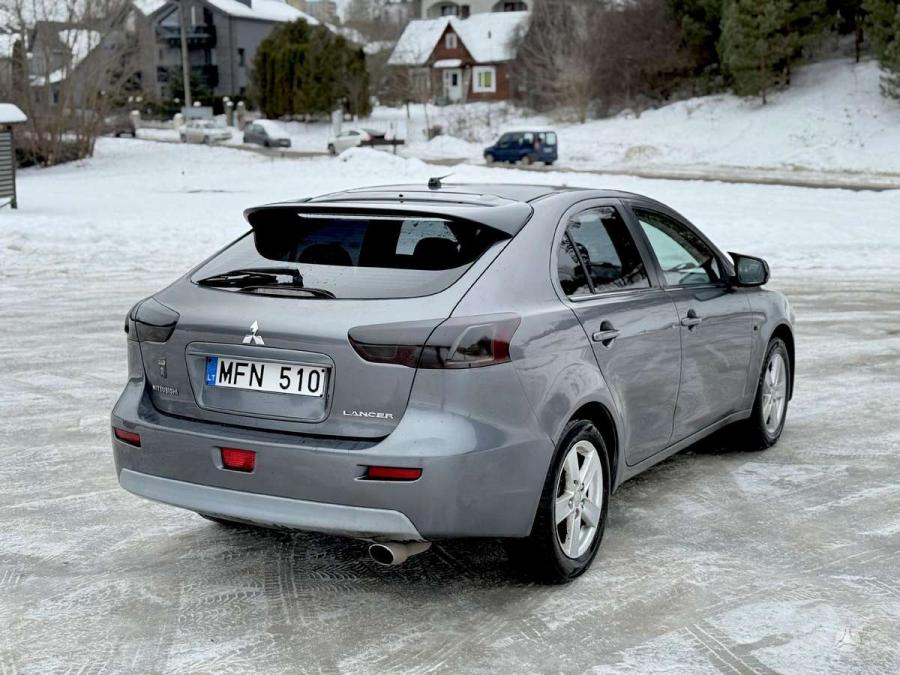 Grey Mitsubishi Lancer 2010 in Vilnius, with an engine capacity of 2.00 L and mileage of 290 thousand km for 2500 €, photo 4 on AUTOMOTO.COM.LV
