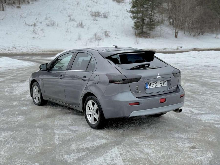 Grey Mitsubishi Lancer 2010 in Vilnius, with an engine capacity of 2.00 L and mileage of 290 thousand km for 2500 €, photo 5 on AUTOMOTO.COM.LV