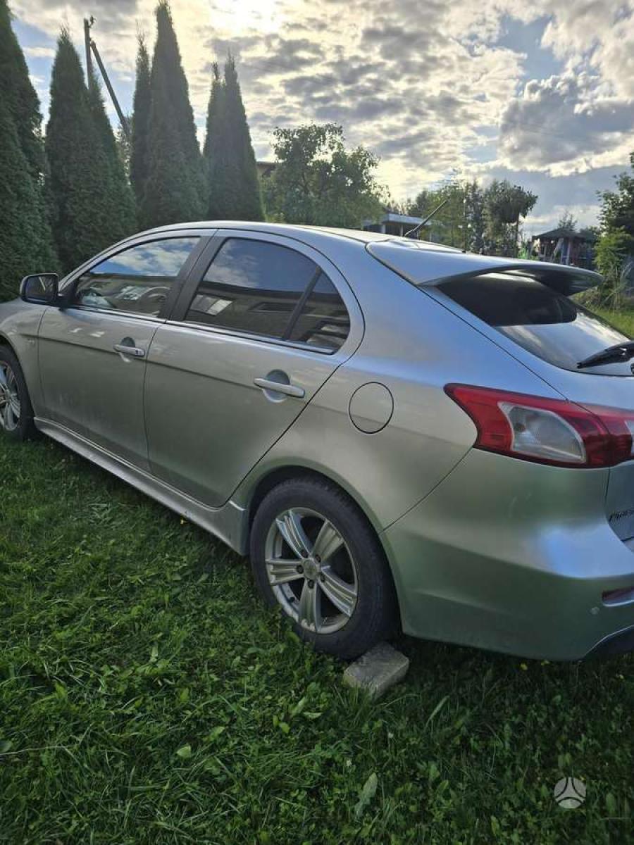 Pelēks Mitsubishi Lancer 2010 Viļņa, ar dzinēja tilpumu 1.80 L un nobraukumu 104 tūkst. km par 4000 €, foto 5 vietnē AUTOMOTO.COM.LV