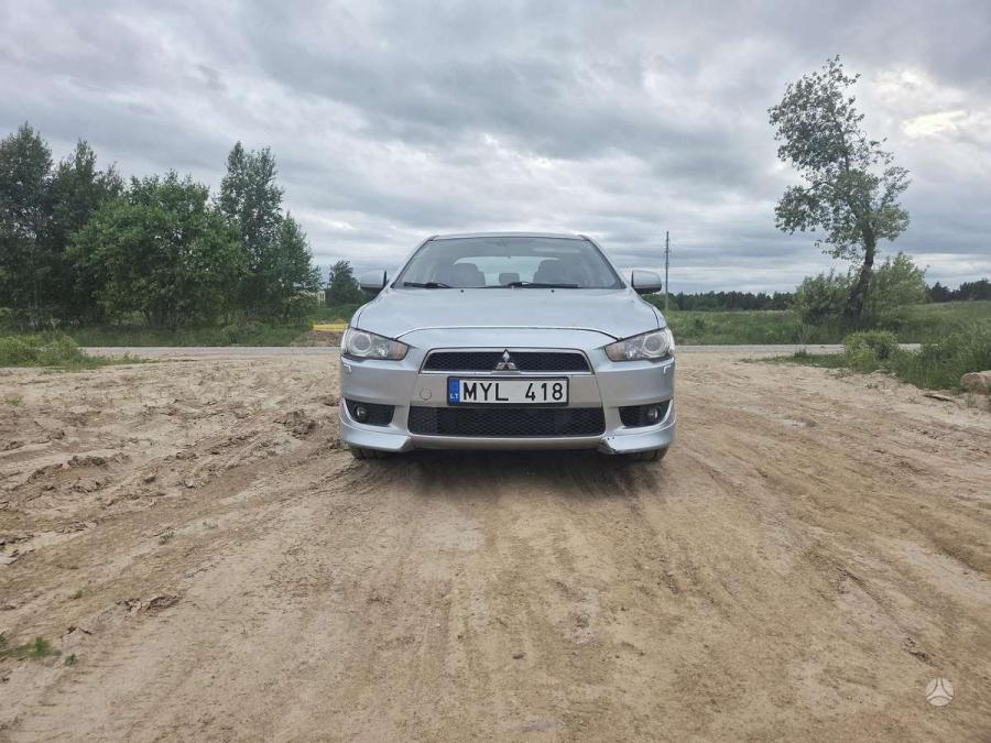 Grey Mitsubishi Lancer 2010 in Vilnius, with an engine capacity of 1.97 L and mileage of 204 thousand km for 1750 €, photo 4 on AUTOMOTO.COM.LV