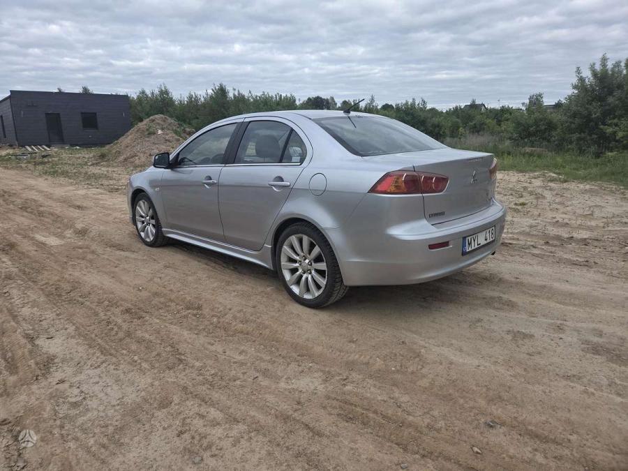Grey Mitsubishi Lancer 2010 in Vilnius, with an engine capacity of 1.97 L and mileage of 204 thousand km for 1750 €, photo 5 on AUTOMOTO.COM.LV