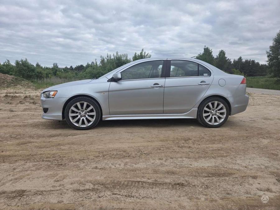 Grey Mitsubishi Lancer 2010 in Vilnius, with an engine capacity of 1.97 L and mileage of 204 thousand km for 1750 €, photo 8 on AUTOMOTO.COM.LV