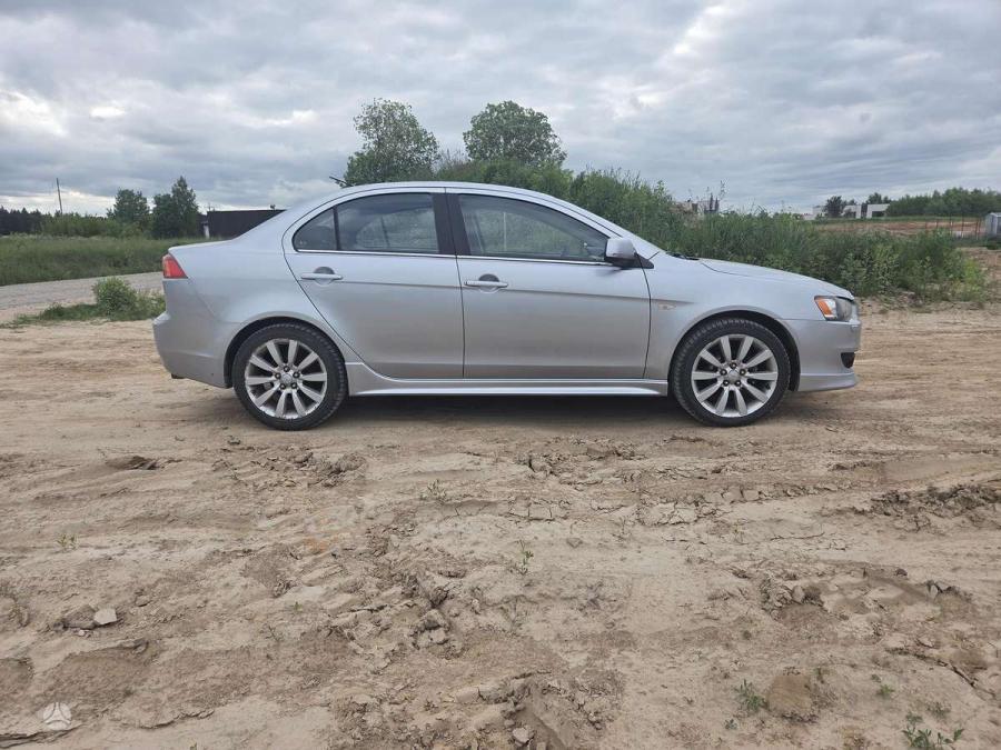 Grey Mitsubishi Lancer 2010 in Vilnius, with an engine capacity of 1.97 L and mileage of 204 thousand km for 1750 €, photo 9 on AUTOMOTO.COM.LV