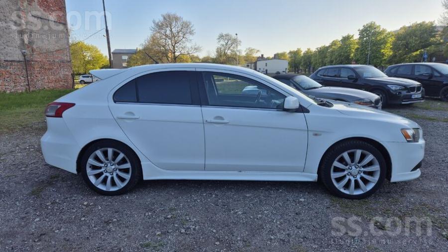 White Mitsubishi Lancer 2009 in Liepaja, with an engine capacity of 1.80 L and mileage of 231 thousand km for 2600 €, photo 4 on AUTOMOTO.COM.LV