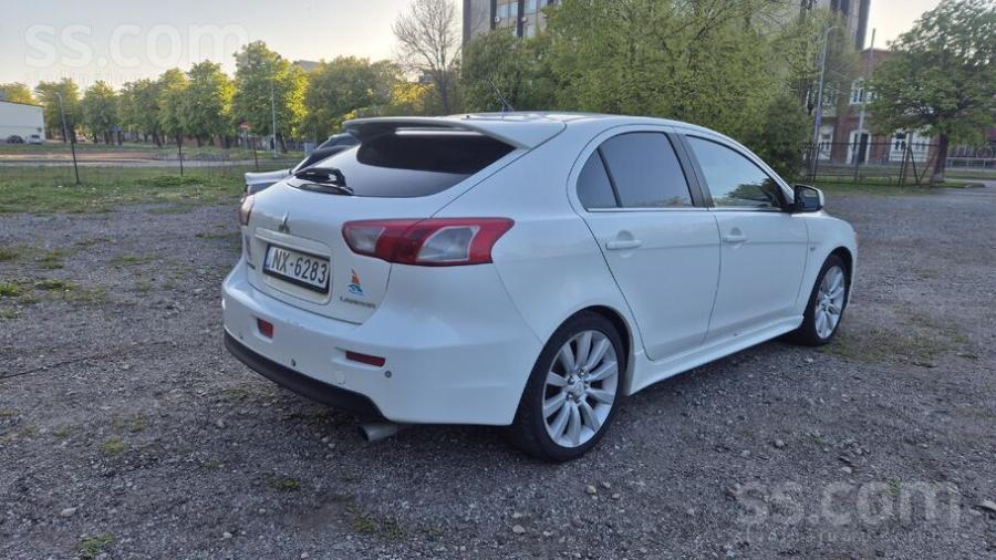 White Mitsubishi Lancer 2009 in Liepaja, with an engine capacity of 1.80 L and mileage of 231 thousand km for 2600 €, photo 5 on AUTOMOTO.COM.LV