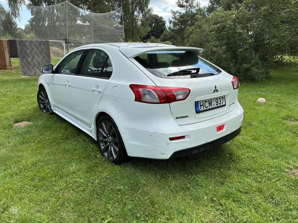 White Mitsubishi Lancer 2009 in Vilnius, with an engine capacity of 1.80 L and mileage of 198 thousand km for 2750 €, photo 5 on AUTOMOTO.COM.LV