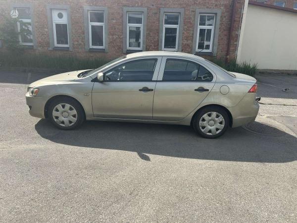 Yellow Mitsubishi Lancer 2009 in Vilnius, with an engine capacity of 1.50 L and mileage of 280 thousand km for 2100 €, photo 1 on AUTOMOTO.COM.LV