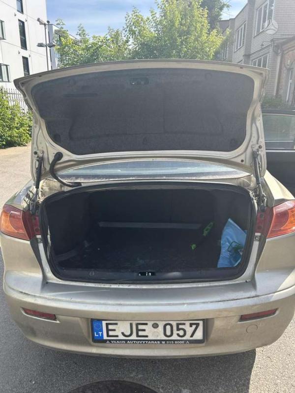 Yellow Mitsubishi Lancer 2009 in Vilnius, with an engine capacity of 1.50 L and mileage of 280 thousand km for 2100 €, photo 5 on AUTOMOTO.COM.LV
