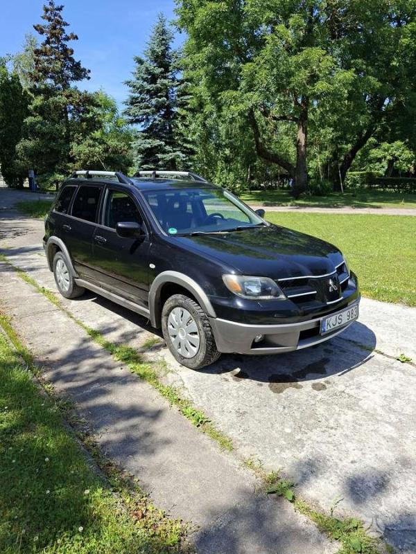 Black Mitsubishi Outlander 2004 in Klaipeda, with an engine capacity of 2.00 L and mileage of 285 thousand km for 1500 €, photo 1 on AUTOMOTO.COM.LV