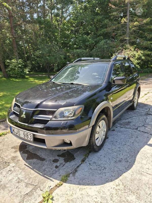 Black Mitsubishi Outlander 2004 in Klaipeda, with an engine capacity of 2.00 L and mileage of 285 thousand km for 1500 €, photo 2 on AUTOMOTO.COM.LV