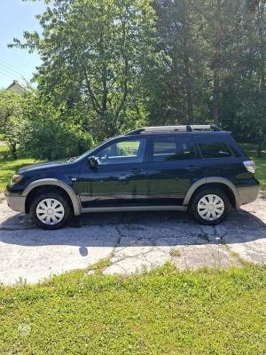 Black Mitsubishi Outlander 2004 in Klaipeda, with an engine capacity of 2.00 L and mileage of 285 thousand km for 1500 €, photo 4 on AUTOMOTO.COM.LV