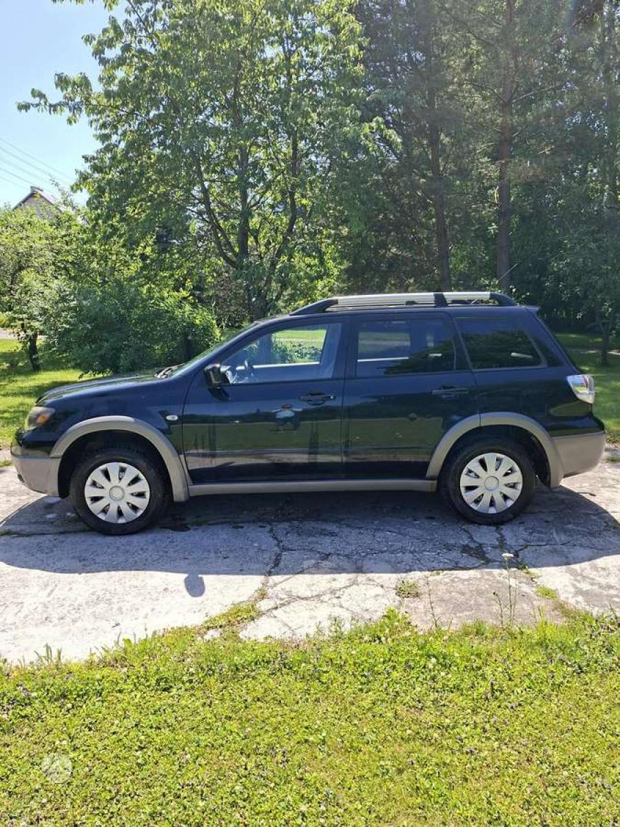 Black Mitsubishi Outlander 2004 in Klaipeda, with an engine capacity of 2.00 L and mileage of 285 thousand km for 1500 €, photo 4 on AUTOMOTO.COM.LV
