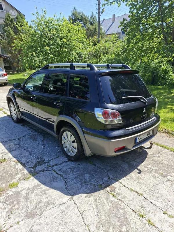 Black Mitsubishi Outlander 2004 in Klaipeda, with an engine capacity of 2.00 L and mileage of 285 thousand km for 1500 €, photo 4 on AUTOMOTO.COM.LV