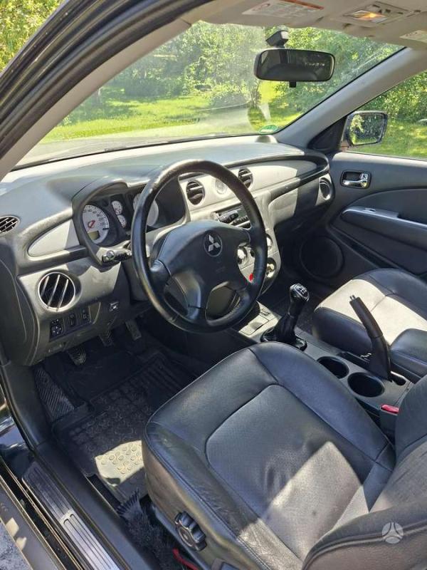 Black Mitsubishi Outlander 2004 in Klaipeda, with an engine capacity of 2.00 L and mileage of 285 thousand km for 1500 €, photo 8 on AUTOMOTO.COM.LV