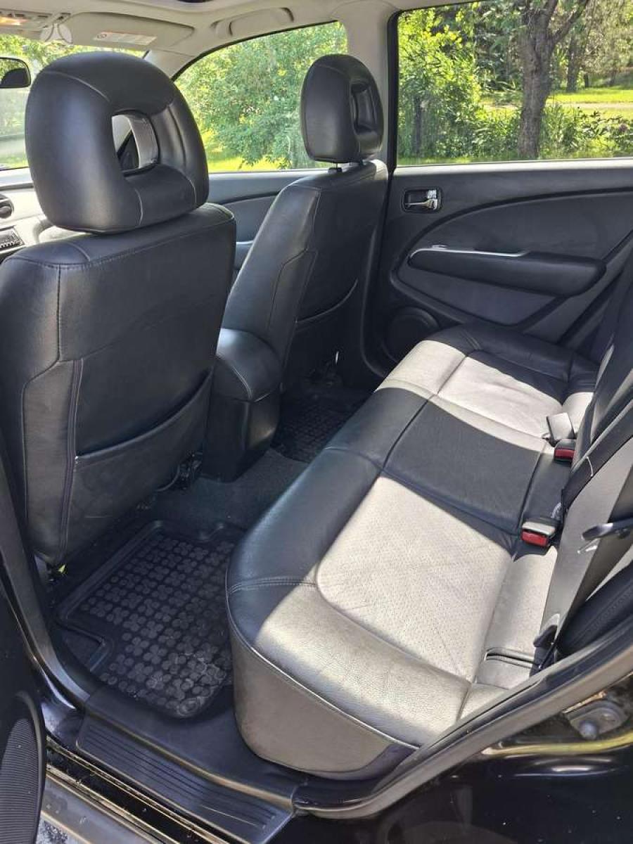 Black Mitsubishi Outlander 2004 in Klaipeda, with an engine capacity of 2.00 L and mileage of 285 thousand km for 1500 €, photo 13 on AUTOMOTO.COM.LV