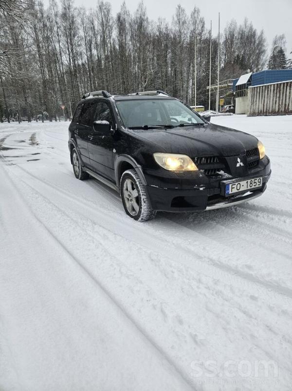 Black Mitsubishi Outlander 2005 in Gulbene, with an engine capacity of 2.40 L and mileage of 304 thousand km for 1950 €, photo 2 on AUTOMOTO.COM.LV