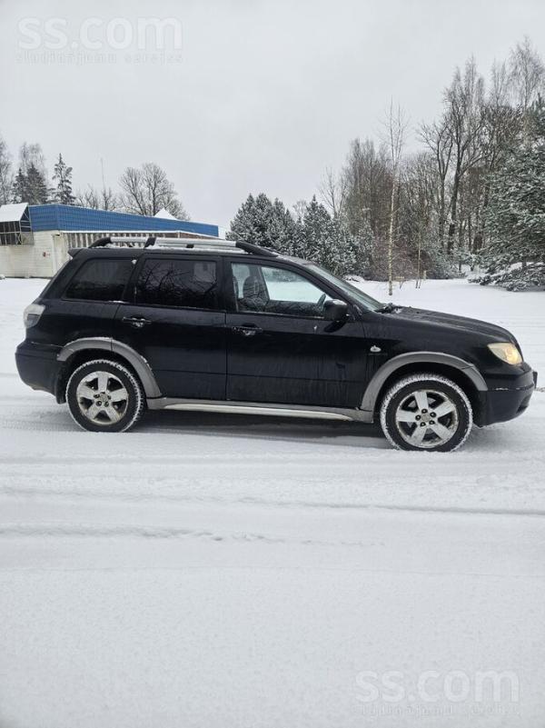 Black Mitsubishi Outlander 2005 in Gulbene, with an engine capacity of 2.40 L and mileage of 304 thousand km for 1950 €, photo 3 on AUTOMOTO.COM.LV