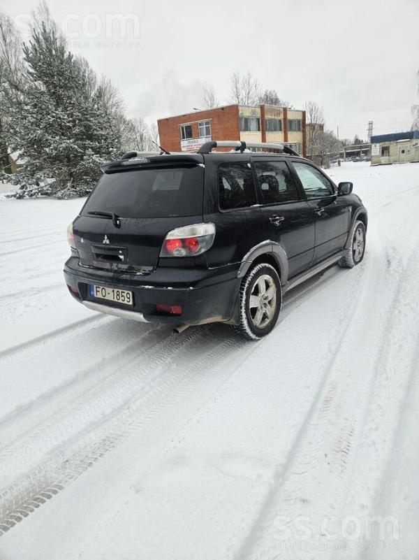 Black Mitsubishi Outlander 2005 in Gulbene, with an engine capacity of 2.40 L and mileage of 304 thousand km for 1950 €, photo 4 on AUTOMOTO.COM.LV