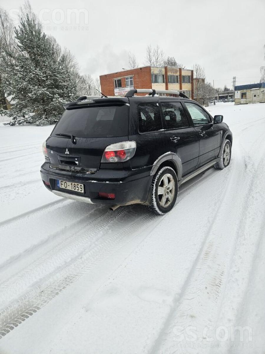 Melns Mitsubishi Outlander 2005 Gulbene, ar dzinēja tilpumu 2.40 L un nobraukumu 304 tūkst. km par 2050 €, foto 4 vietnē AUTOMOTO.COM.LV