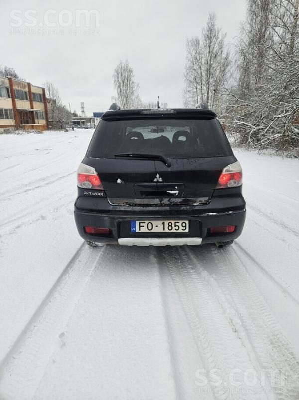 Black Mitsubishi Outlander 2005 in Gulbene, with an engine capacity of 2.40 L and mileage of 304 thousand km for 1950 €, photo 5 on AUTOMOTO.COM.LV
