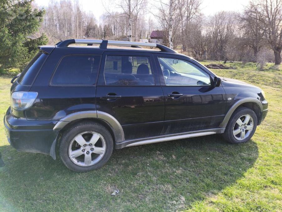 Melns Mitsubishi Outlander 2005 Gulbene, ar dzinēja tilpumu 2.40 L un nobraukumu 305 tūkst. km par 1500 €, foto 3 vietnē AUTOMOTO.COM.LV