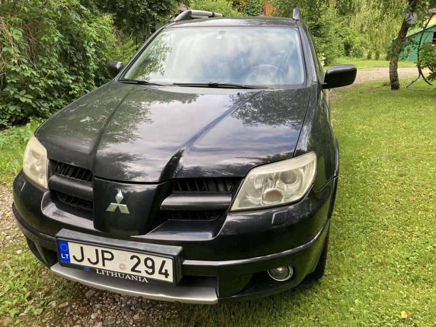 Melns Mitsubishi Outlander 2005 Viļņa, ar dzinēja tilpumu 2.00 L un nobraukumu 260 tūkst. km par 800 €, foto 1 vietnē AUTOMOTO.COM.LV