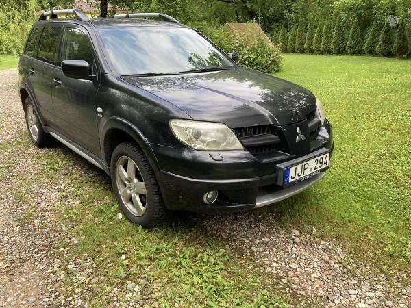 Black Mitsubishi Outlander 2005 in Vilnius, with an engine capacity of 2.00 L and mileage of 260 thousand km for 800 €, photo 2 on AUTOMOTO.COM.LV