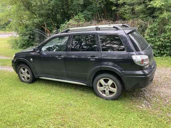 Black Mitsubishi Outlander 2005 in Vilnius, with an engine capacity of 2.00 L and mileage of 260 thousand km for 800 €, photo 3 on AUTOMOTO.COM.LV