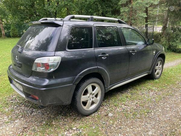 Black Mitsubishi Outlander 2005 in Vilnius, with an engine capacity of 2.00 L and mileage of 260 thousand km for 800 €, photo 4 on AUTOMOTO.COM.LV