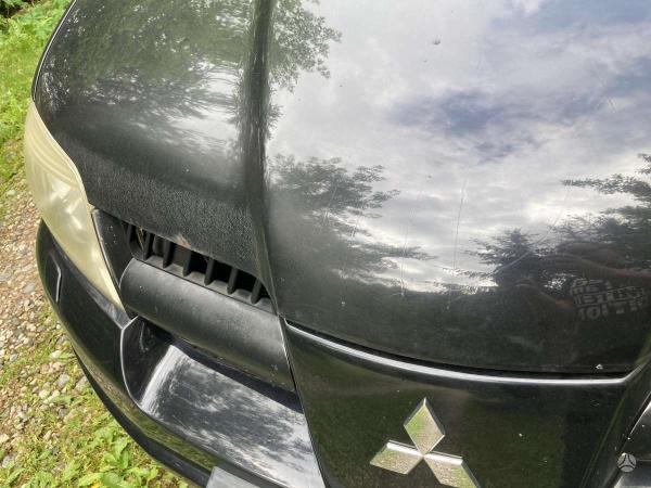 Black Mitsubishi Outlander 2005 in Vilnius, with an engine capacity of 2.00 L and mileage of 260 thousand km for 800 €, photo 6 on AUTOMOTO.COM.LV