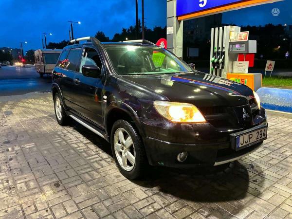 Black Mitsubishi Outlander 2005 in Vilnius, with an engine capacity of 2.00 L and mileage of 259 thousand km for 1500 €, photo 2 on AUTOMOTO.COM.LV