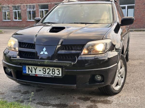 Black Mitsubishi Outlander 2005 in Cesis, with an engine capacity of 2.00 L and mileage of 162 thousand km for 4490 €, photo 1 on AUTOMOTO.COM.LV