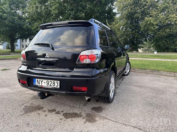 Black Mitsubishi Outlander 2005 in Cesis, with an engine capacity of 2.00 L and mileage of 162 thousand km for 4490 €, photo 2 on AUTOMOTO.COM.LV