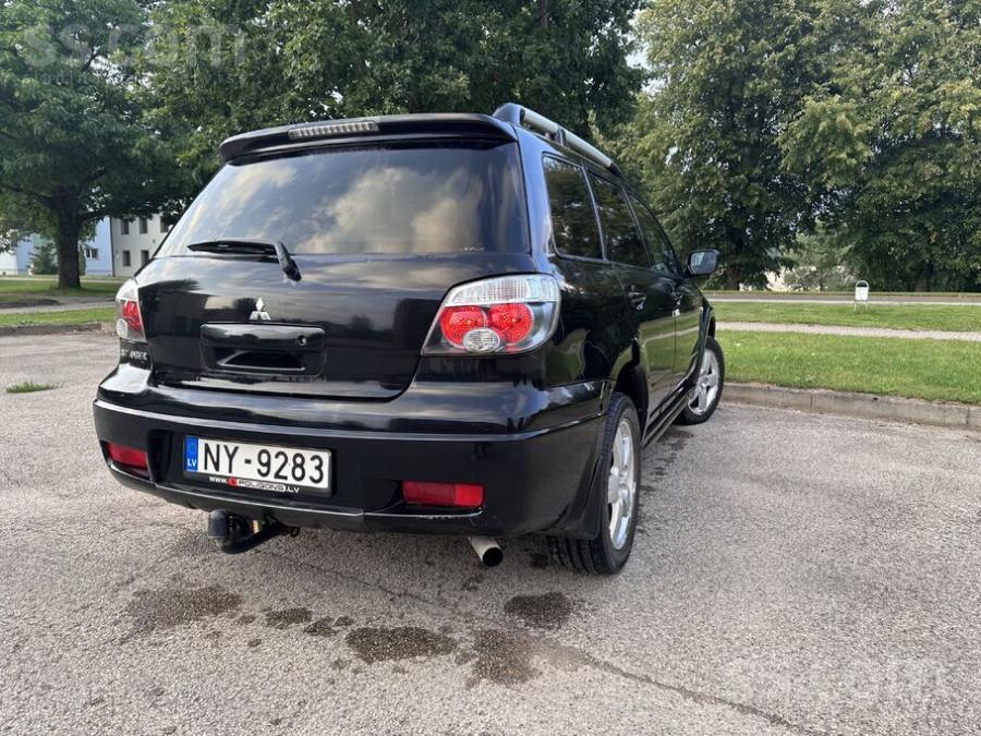 Black Mitsubishi Outlander 2005 in Cesis, with an engine capacity of 2.00 L and mileage of 162 thousand km for 4490 €, photo 3 on AUTOMOTO.COM.LV