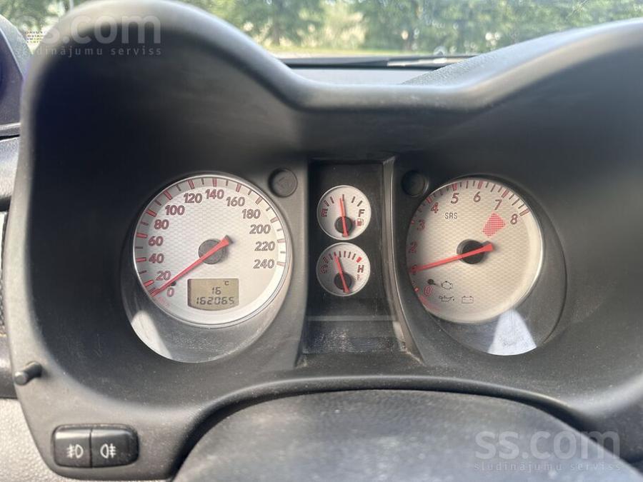 Black Mitsubishi Outlander 2005 in Cesis, with an engine capacity of 2.00 L and mileage of 162 thousand km for 4490 €, photo 5 on AUTOMOTO.COM.LV
