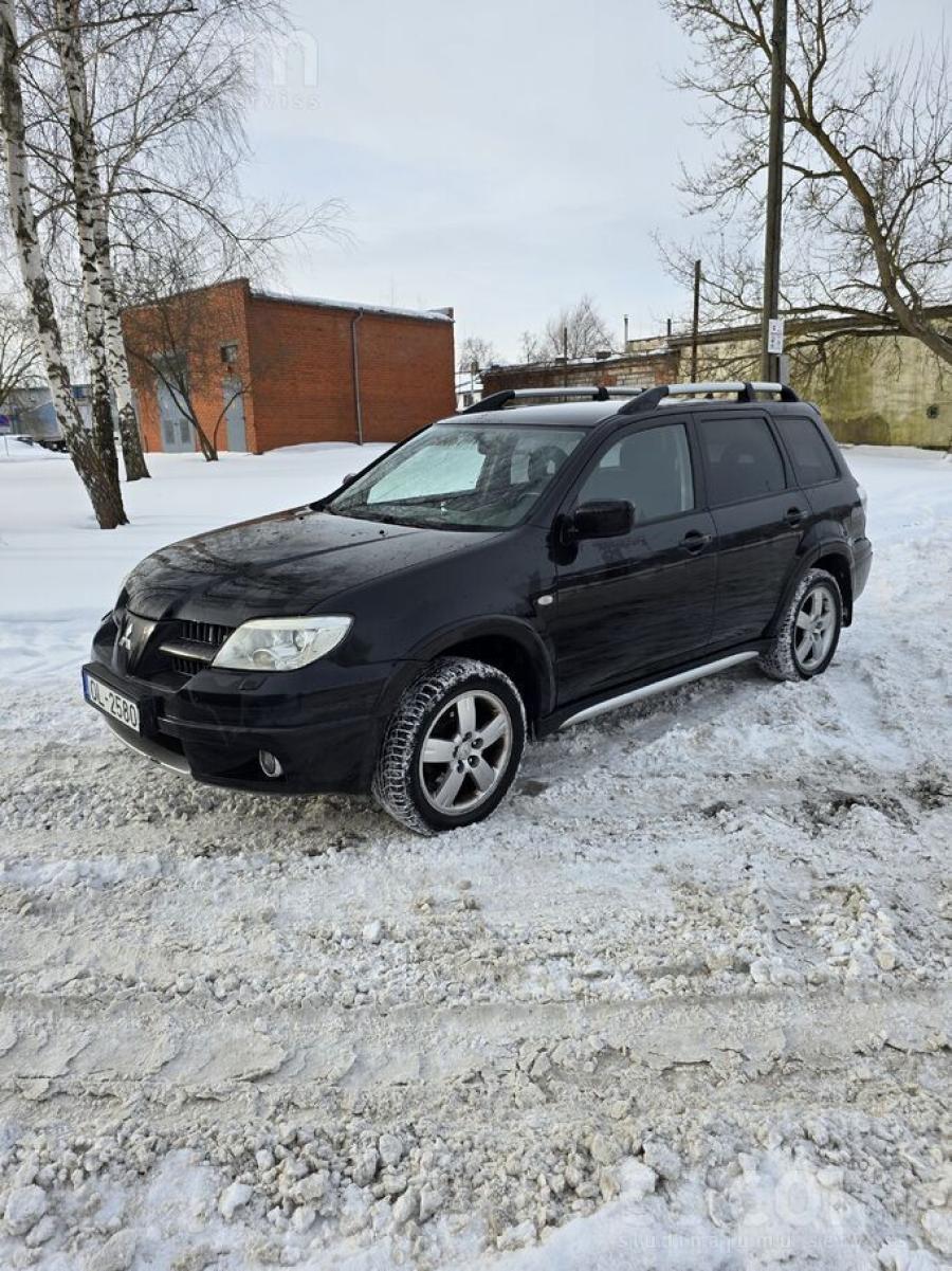 Black Mitsubishi Outlander 2006 in Riga, with an engine capacity of 2.40 L and mileage of 216 thousand km for 2500 €, photo 1 on AUTOMOTO.COM.LV