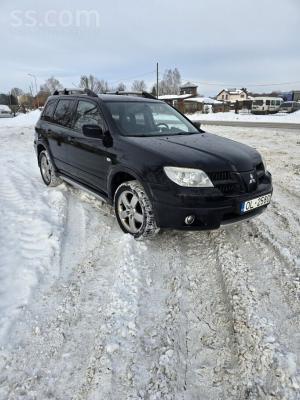 Black Mitsubishi Outlander 2006 in Riga, with an engine capacity of 2.40 L and mileage of 216 thousand km for 2500 €, photo 3 on AUTOMOTO.COM.LV