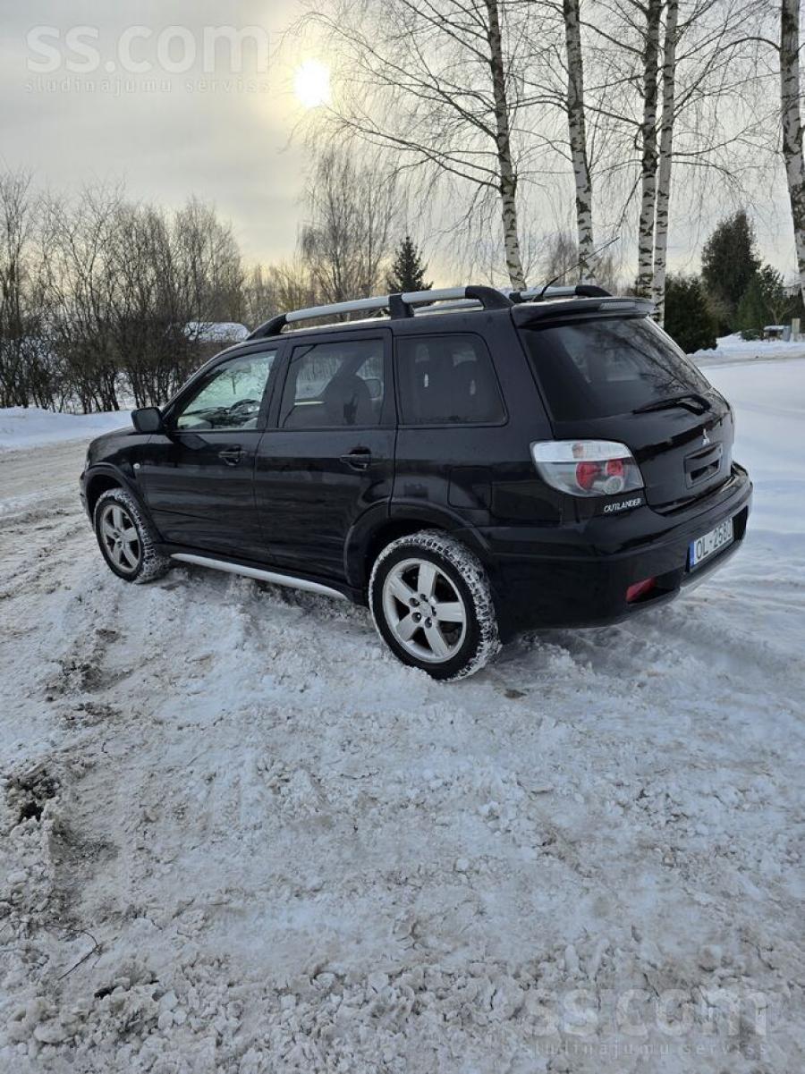 Black Mitsubishi Outlander 2006 in Riga, with an engine capacity of 2.40 L and mileage of 216 thousand km for 2500 €, photo 4 on AUTOMOTO.COM.LV