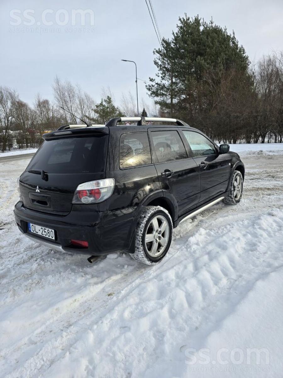 Black Mitsubishi Outlander 2006 in Riga, with an engine capacity of 2.40 L and mileage of 216 thousand km for 2500 €, photo 5 on AUTOMOTO.COM.LV