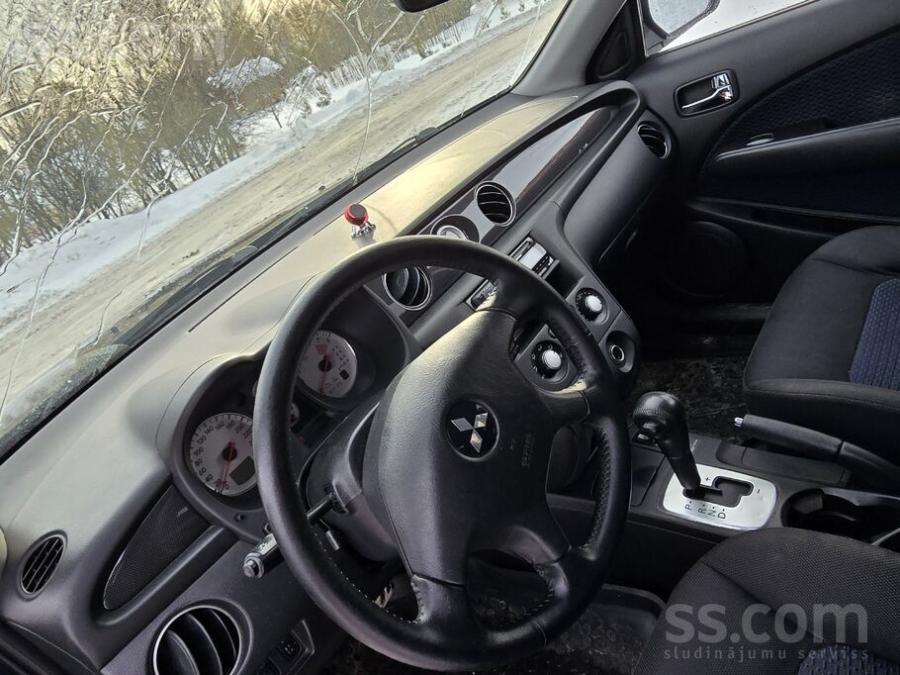 Black Mitsubishi Outlander 2006 in Riga, with an engine capacity of 2.40 L and mileage of 216 thousand km for 2500 €, photo 6 on AUTOMOTO.COM.LV