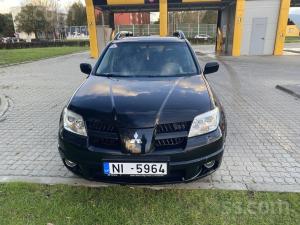 Melns Mitsubishi Outlander 2006 Liepāja, ar dzinēja tilpumu 2.40 L un nobraukumu 279 tūkst. km par 2000 €, foto 4 vietnē AUTOMOTO.COM.LV