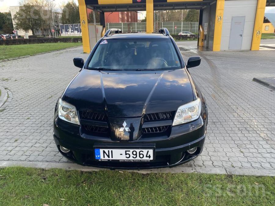 Melns Mitsubishi Outlander 2006 Liepāja, ar dzinēja tilpumu 2.40 L un nobraukumu 279 tūkst. km par 2000 €, foto 4 vietnē AUTOMOTO.COM.LV