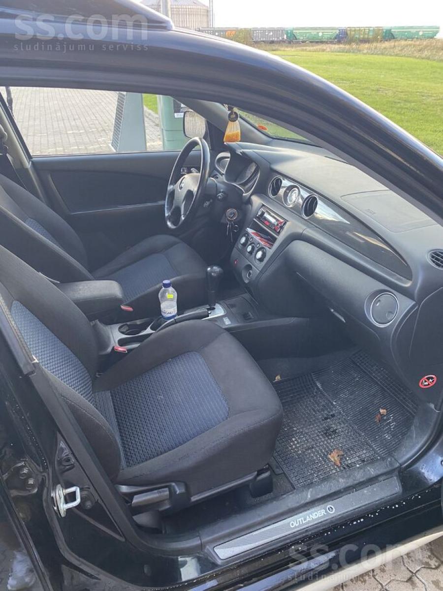 Melns Mitsubishi Outlander 2006 Liepāja, ar dzinēja tilpumu 2.40 L un nobraukumu 279 tūkst. km par 2000 €, foto 13 vietnē AUTOMOTO.COM.LV