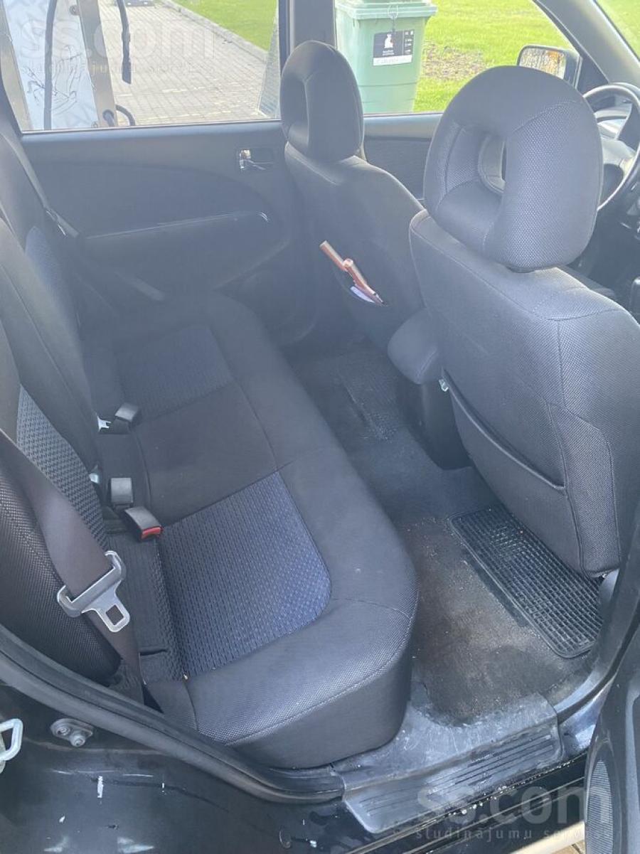 Melns Mitsubishi Outlander 2006 Liepāja, ar dzinēja tilpumu 2.40 L un nobraukumu 279 tūkst. km par 2000 €, foto 14 vietnē AUTOMOTO.COM.LV
