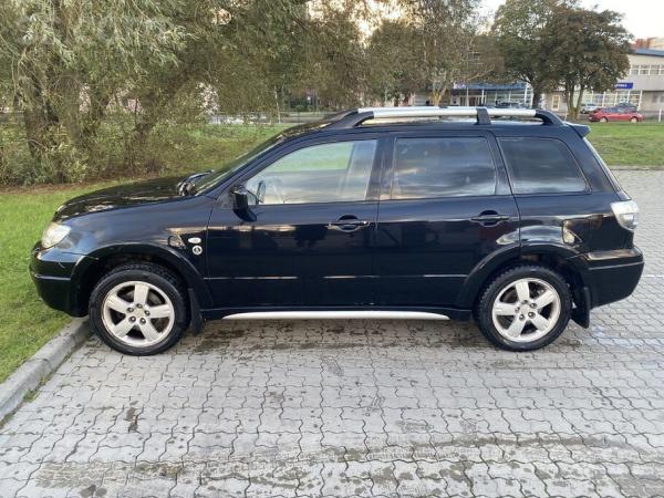 Black Mitsubishi Outlander 2006 in Liepaja, with an engine capacity of 2.40 L and mileage of 279 thousand km for 2000 €, photo 1 on AUTOMOTO.COM.LV
