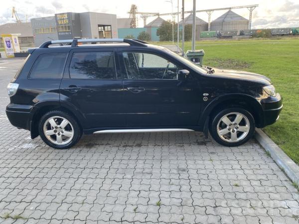 Black Mitsubishi Outlander 2006 in Liepaja, with an engine capacity of 2.40 L and mileage of 279 thousand km for 2000 €, photo 6 on AUTOMOTO.COM.LV