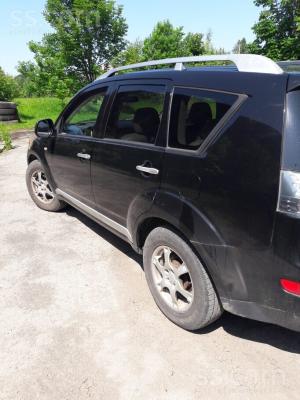 Black Mitsubishi Outlander 2007 in Ogre, with an engine capacity of 2.00 L and mileage of 265 thousand km for 4000 €, photo 2 on AUTOMOTO.COM.LV