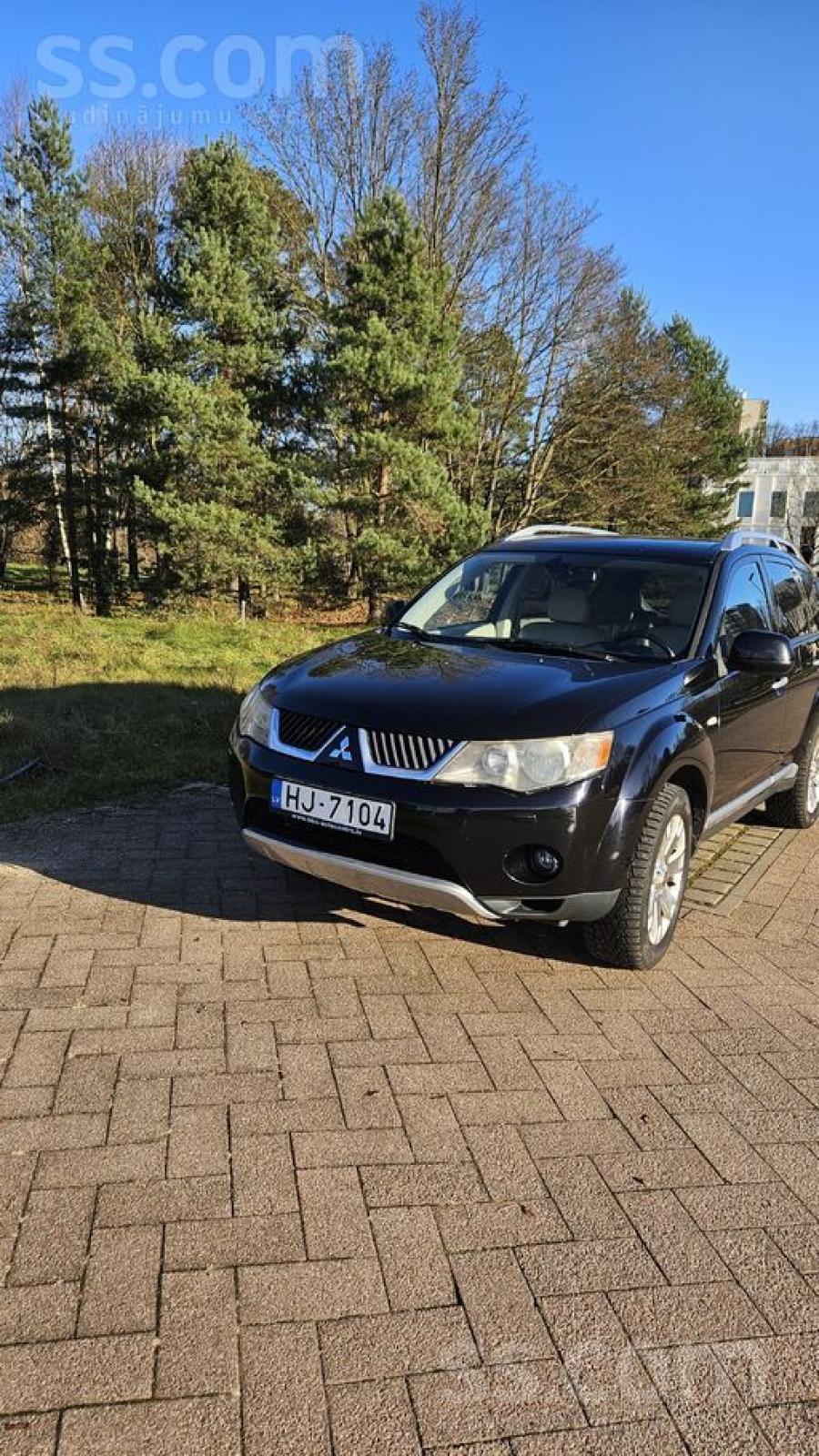Black Mitsubishi Outlander 2007 in Riga, with an engine capacity of 2.40 L and mileage of 224 thousand km for 3200 €, photo 1 on AUTOMOTO.COM.LV