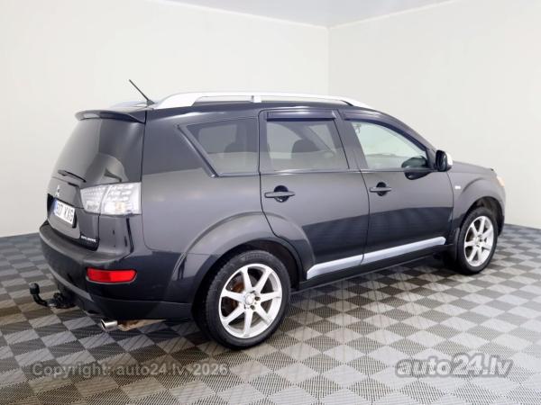 Black Mitsubishi Outlander 2007 in Tallinn, with an engine capacity of 2.40 L and mileage of 305 thousand km for 2499 €, photo 3 on AUTOMOTO.COM.LV