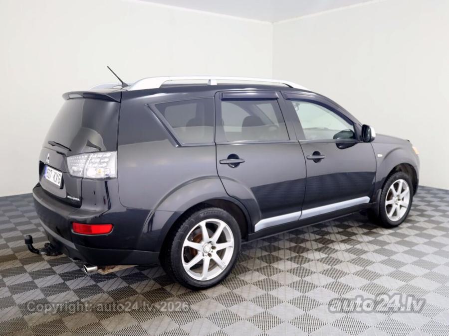Melns Mitsubishi Outlander 2007 Tallina, ar dzinēja tilpumu 2.40 L un nobraukumu 305 tūkst. km par 2499 €, foto 3 vietnē AUTOMOTO.COM.LV